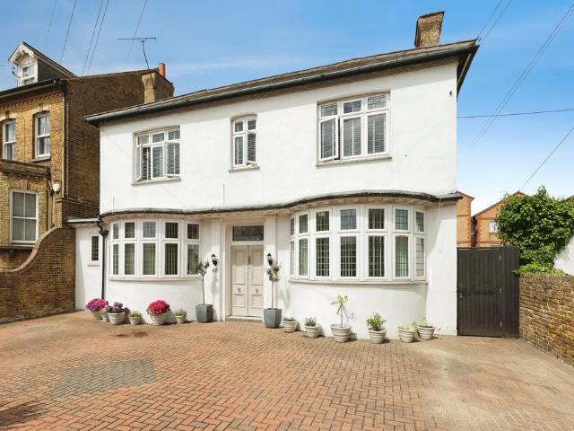 3 bedroom ground flat for sale