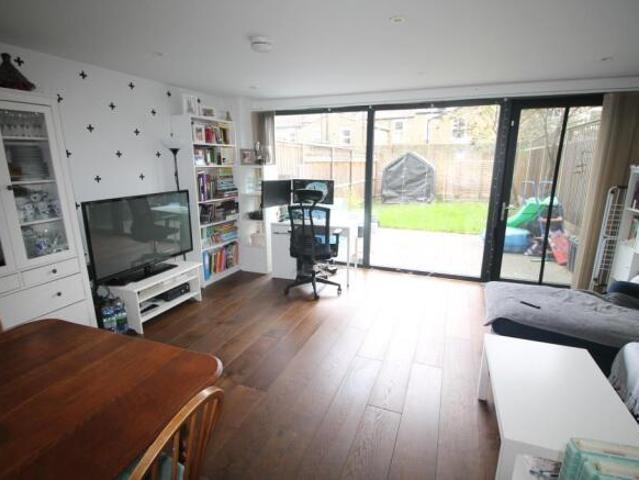 3 bedroom ground floor maisonette for rent in Hawthorne Crescent, Greenwich, SE10