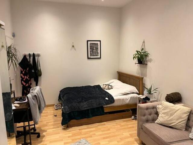 3 bedroom ground floor flat for rent in Garratt Lane, London, SW17
