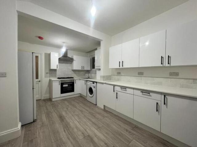 3 bedroom ground floor flat for rent in Flat A, Abbotts Park Road, Leyton, Waltham Forest, E10