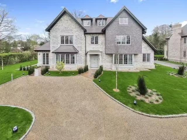 3 bedroom ground floor flat for rent in Haq Mansions, Purley CR8