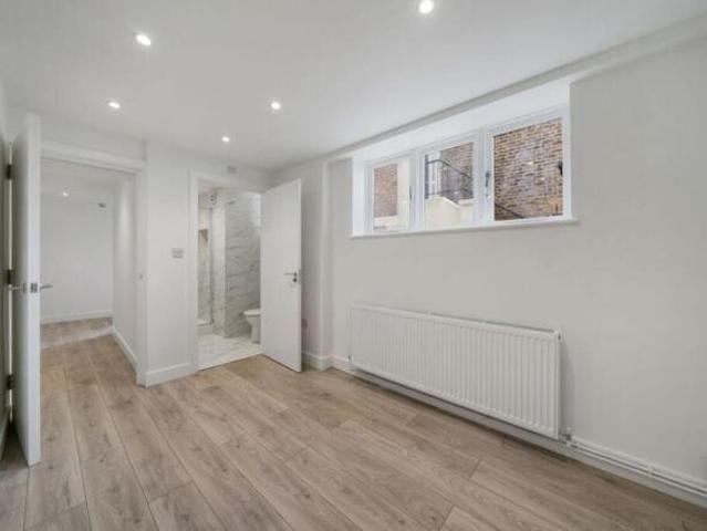 3 bedroom ground floor flat for rent in Sydenham Park, London, SE26