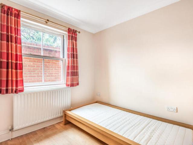3 bedroom ground floor flat for rent in Queens Road, Guildford, GU1