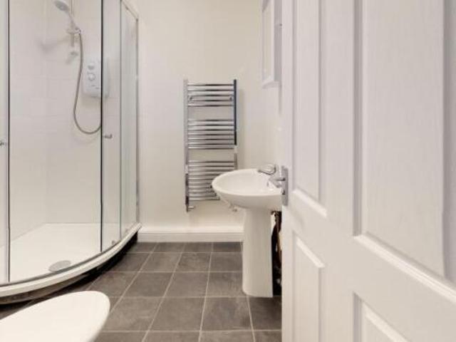 3 bedroom ground floor flat for rent in Royal Park Terrace, Hyde Park, Leeds, LS6