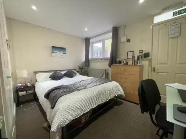 3 bedroom ground floor flat for rent in Zetland Road, Redland.