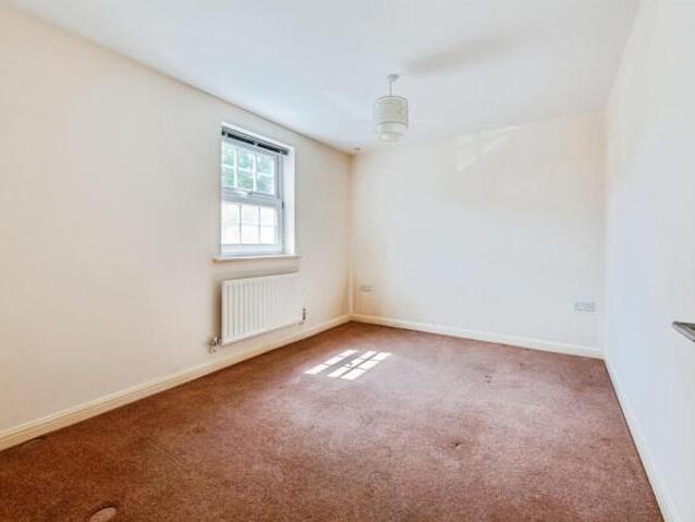 3 bedroom ground floor flat for sale in Redhouse Way, Swindon, SN25