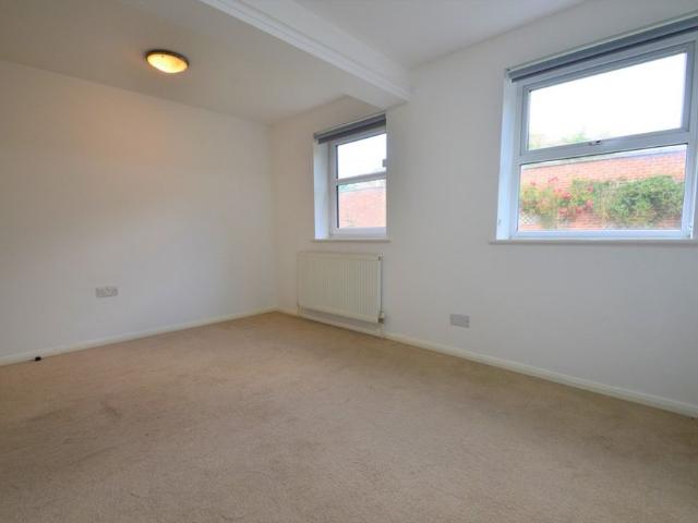 3 bedroom Ground floor flat to rent