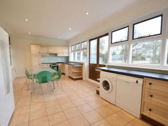 3 bedroom Ground floor flat to rent