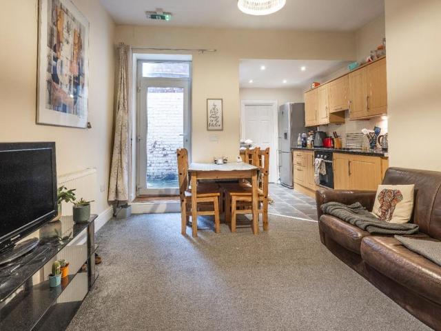 3 bedroom ground floor flat to rent