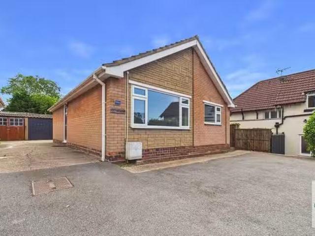 3 bedroom detached bungalow for rent in Coventry Road, Kingsbu.