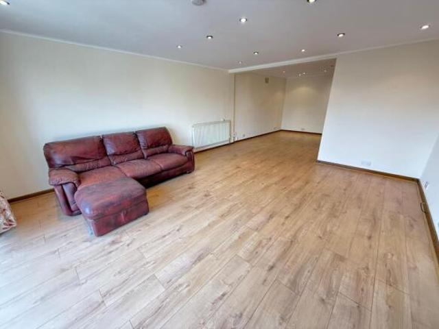 3 bedroom detached bungalow for rent in Compton Place, Carpenders Park, WD19