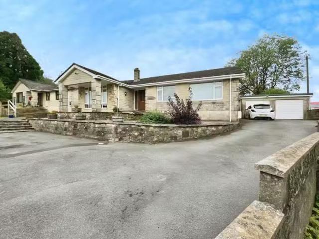3 bedroom detached bungalow for rent in Church Street, Colefor.