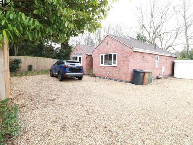 3 bedroom detached bungalow for rent in Chestnut Close, Solihull, B92