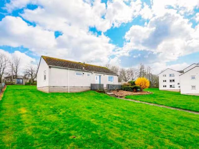 3 bedroom detached bungalow for rent in Alloway Place West, Ma.