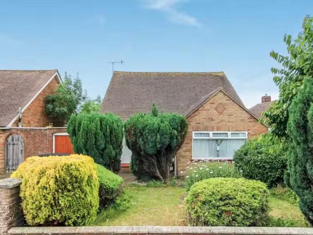 3 bedroom detached bungalow for rent in Fircroft Avenue, Lanci.
