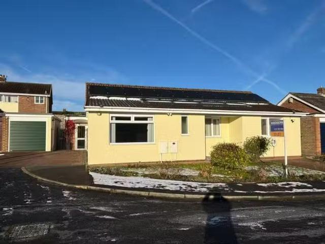 3 bedroom detached bungalow for rent in Heatherdale Crescent.