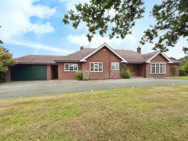 3 bedroom detached bungalow for rent in Mile Oak, Church Minsh.