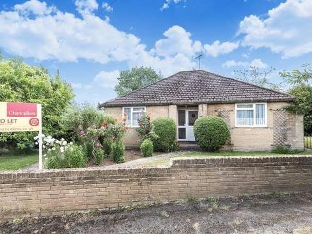 3 bedroom detached bungalow for rent in Newbury Berkshire RG14