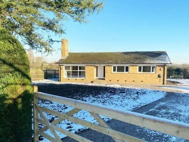 3 bedroom detached bungalow for rent in Southlea Road SL3