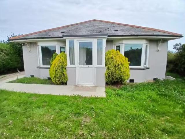 3 bedroom detached bungalow for rent in Sunray, Newlands Lane.