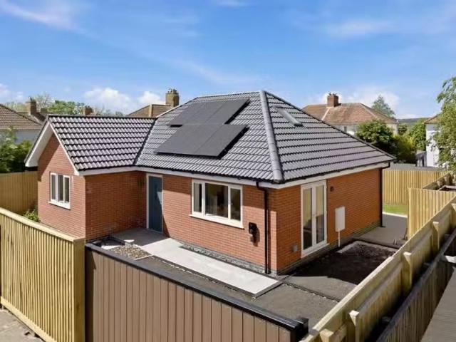 3 bedroom detached bungalow for rent in Winford Grove, Bedmins.