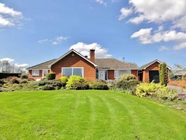 3 bedroom detached bungalow for rent in Upper Reddingend, Much.