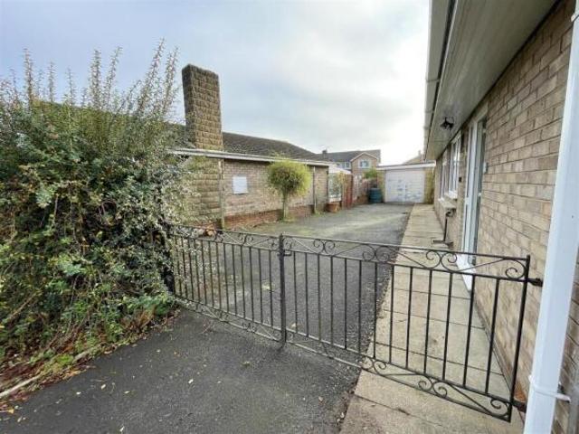 3 bedroom detached bungalow for rent in Yarburgh Way, York, YO10