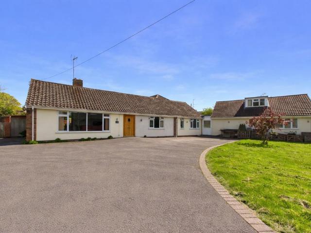 3 bedroom detached bungalow for sale