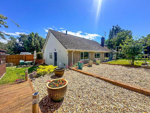 3 bedroom detached bungalow for sale