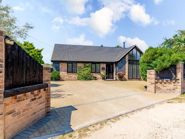 3 bedroom detached bungalow for sale