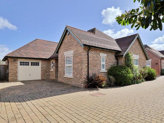 3 bedroom detached bungalow for sale