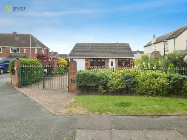 3 bedroom detached bungalow for sale in Comberford Road, Tamwo.
