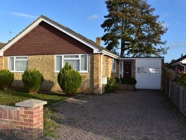 3 bedroom detached bungalow for sale in Clark s Gardens Hungerford RG17