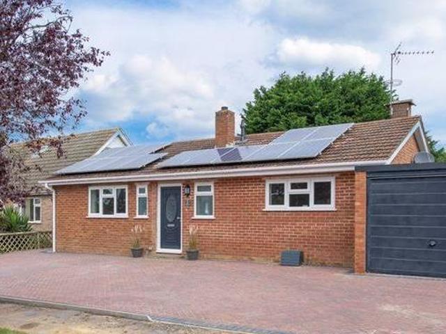 3 bedroom detached bungalow for sale in Craigmore Avenue Bletchley Milton Keynes MK3