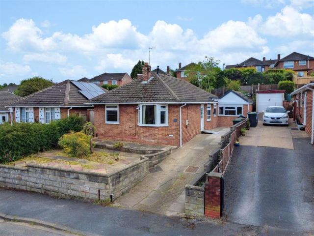 3 bedroom detached bungalow for sale in Farm Road, Arnold, Nottingham, NG5
