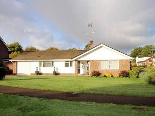 3 bedroom detached bungalow for sale in Horsham RH12