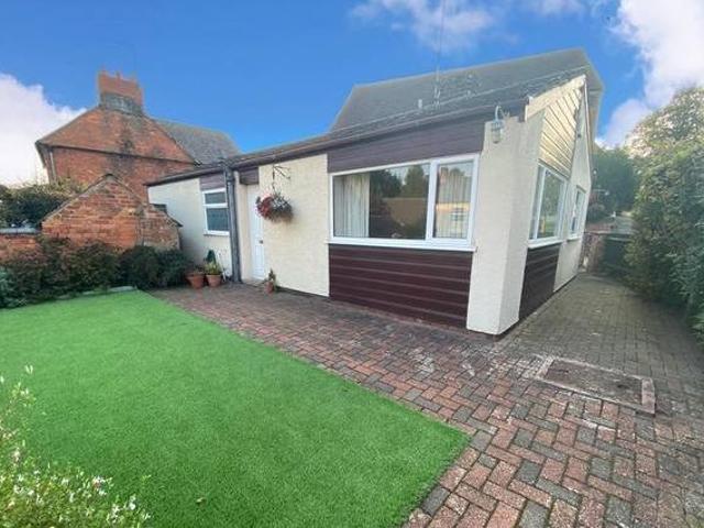 3 bedroom detached bungalow for sale in High Street Flore NN7