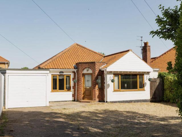 3 bedroom detached bungalow for sale in Wroxham Road, Sprowston, NR7