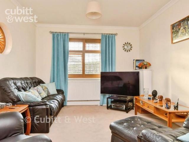 3 bedroom detached bungalow to rent