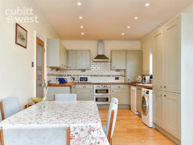 3 bedroom detached bungalow to rent