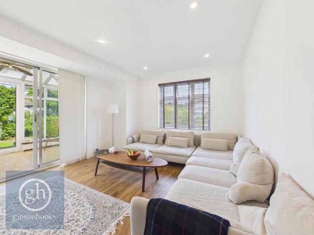 3 bedroom detached bungalow to rent
