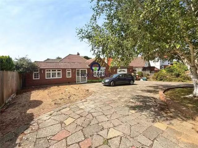 3 bedroom Detached Bungalow to rent, York Road, Cheam, SM2 £3.