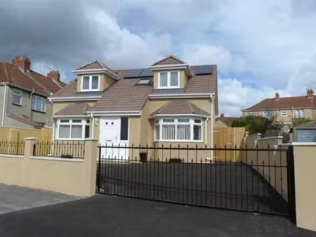 3 bedroom detached house for rent in 1a Stoneleigh Crescent, B.