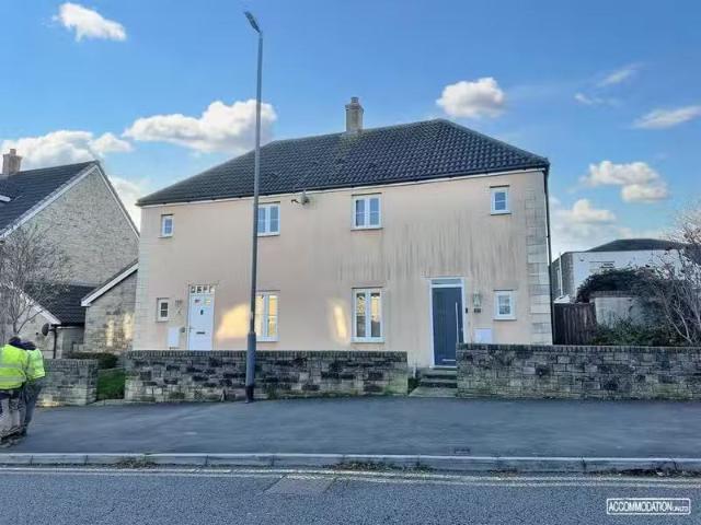 3 bedroom detached house for rent in Court Rd Hanham Bristol.
