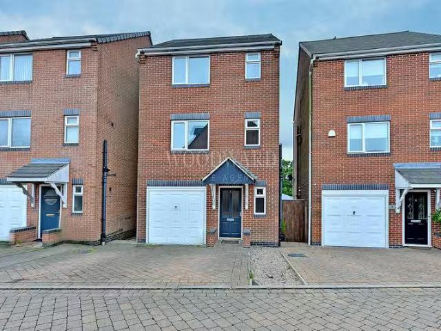 3 bedroom detached house for rent in Colliers Court, Waingrove.