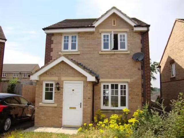 3 bedroom detached house for rent in Corsair Avenue, Bradford.