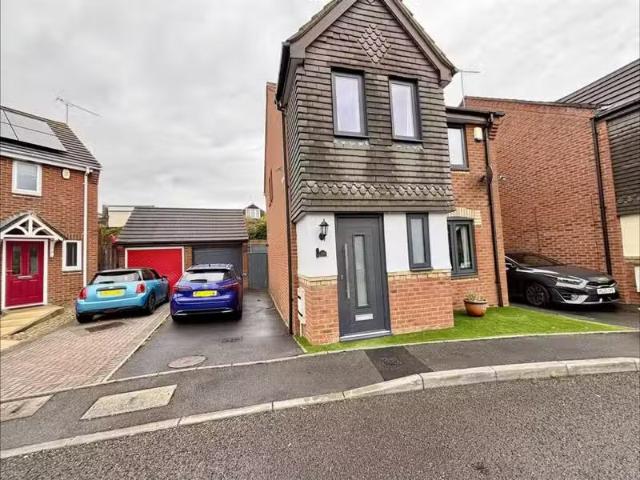 3 bedroom detached house for rent in Carmel Close, Hamworthy.