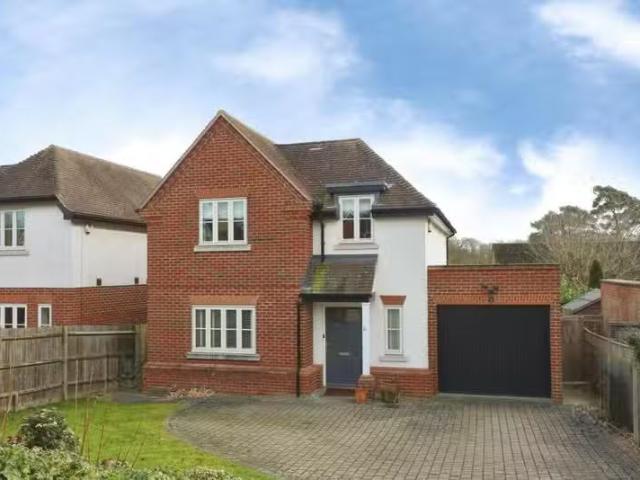 3 bedroom detached house for rent in Church Street, Welwyn, AL6