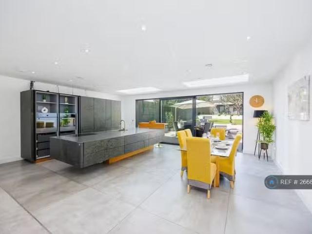 3 bedroom detached house for rent in Charmouth Road, St. Alban.