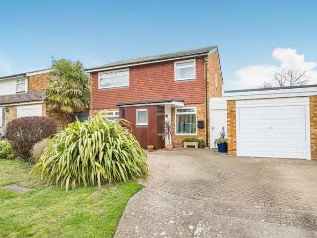 3 bedroom detached house for rent in Cheriton Avenue, Bromley.